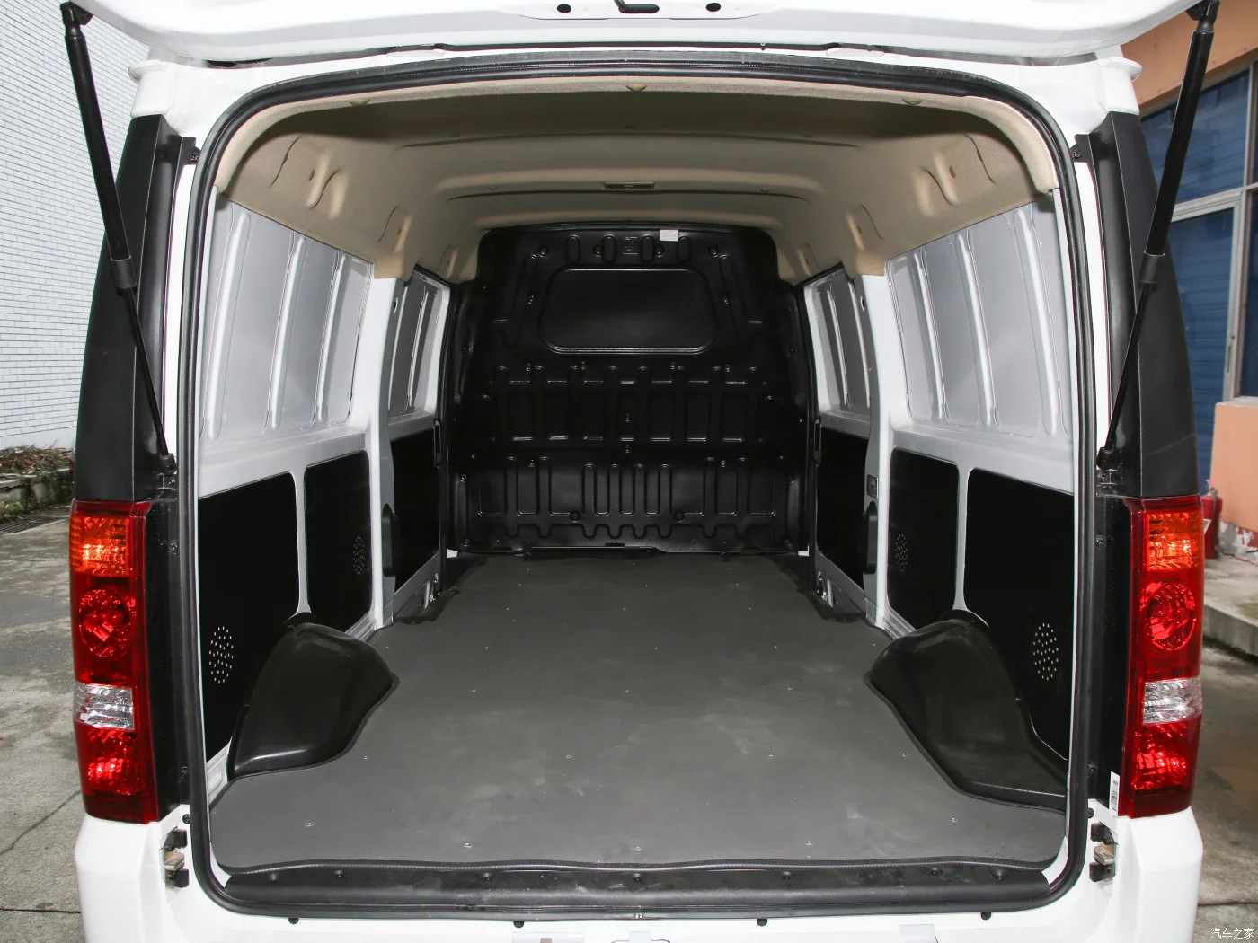 DFSK Mini Electric Cargo Vehicle - Efficient Transport