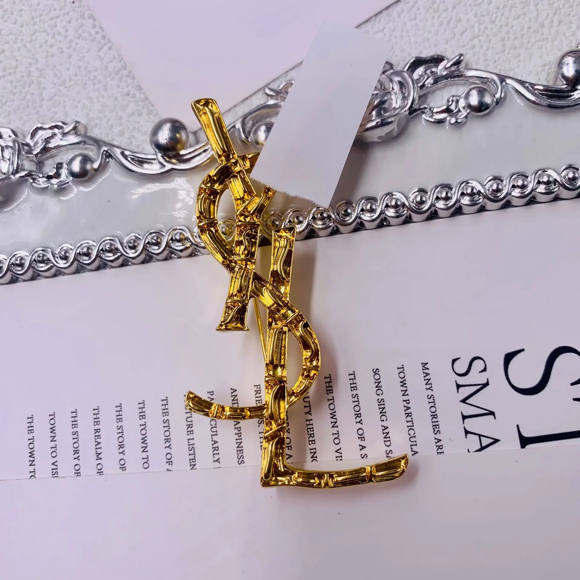 Custom Wholesale English Letter Alloy Rhinester Letter Gild Brooch For ...