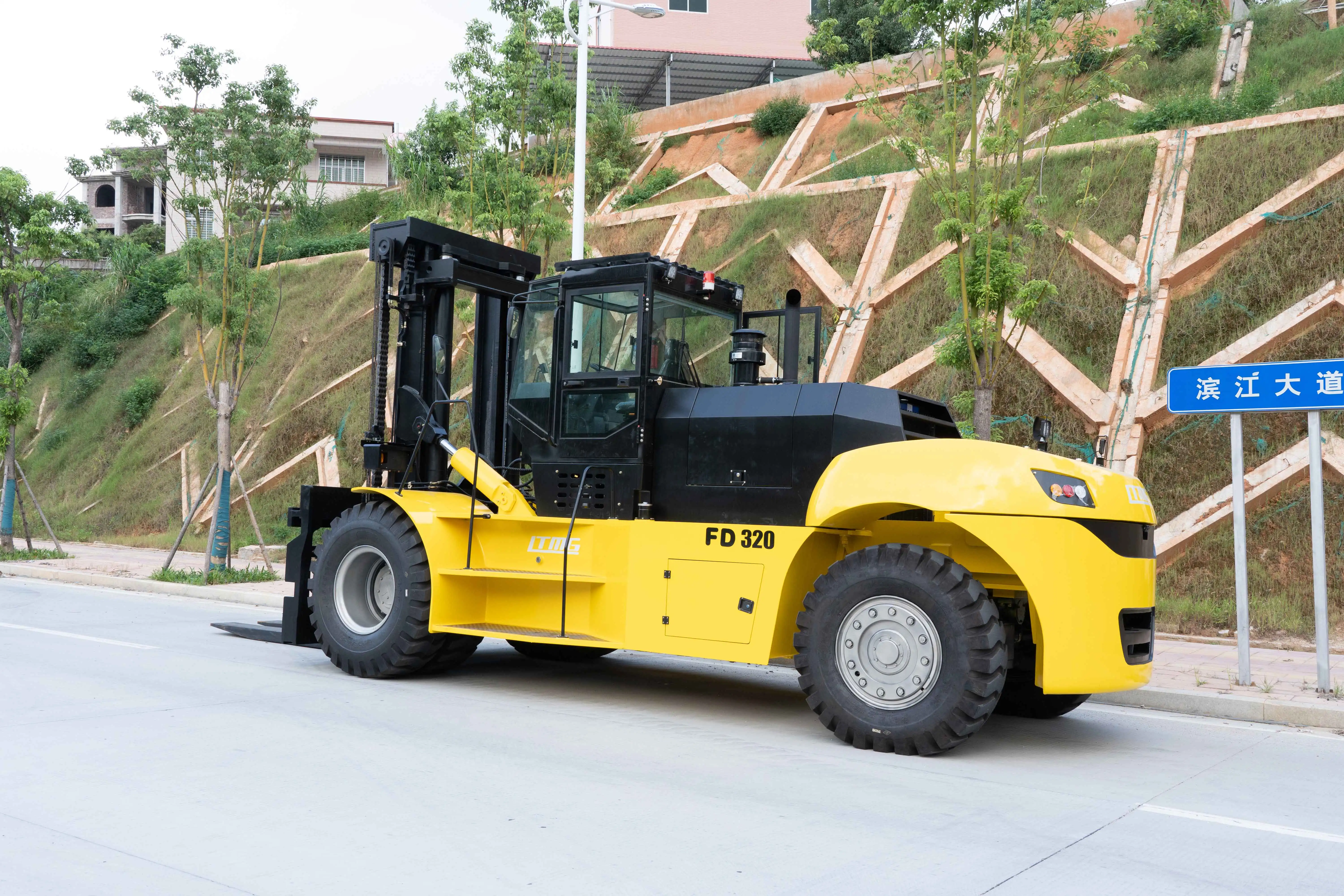 Ltmg Heavy Duty Diesel Forklift 30 Ton 32 Ton 4 Wheel Diesel Forklift For Sale - Buy 35 Ton ...