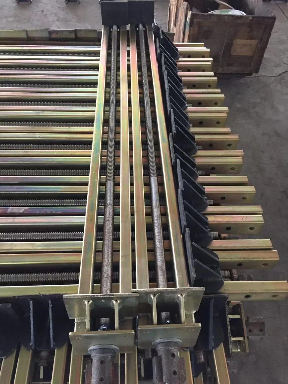 Pneumatic Rotary Clamp Carrier Wood Board Laminating Machine