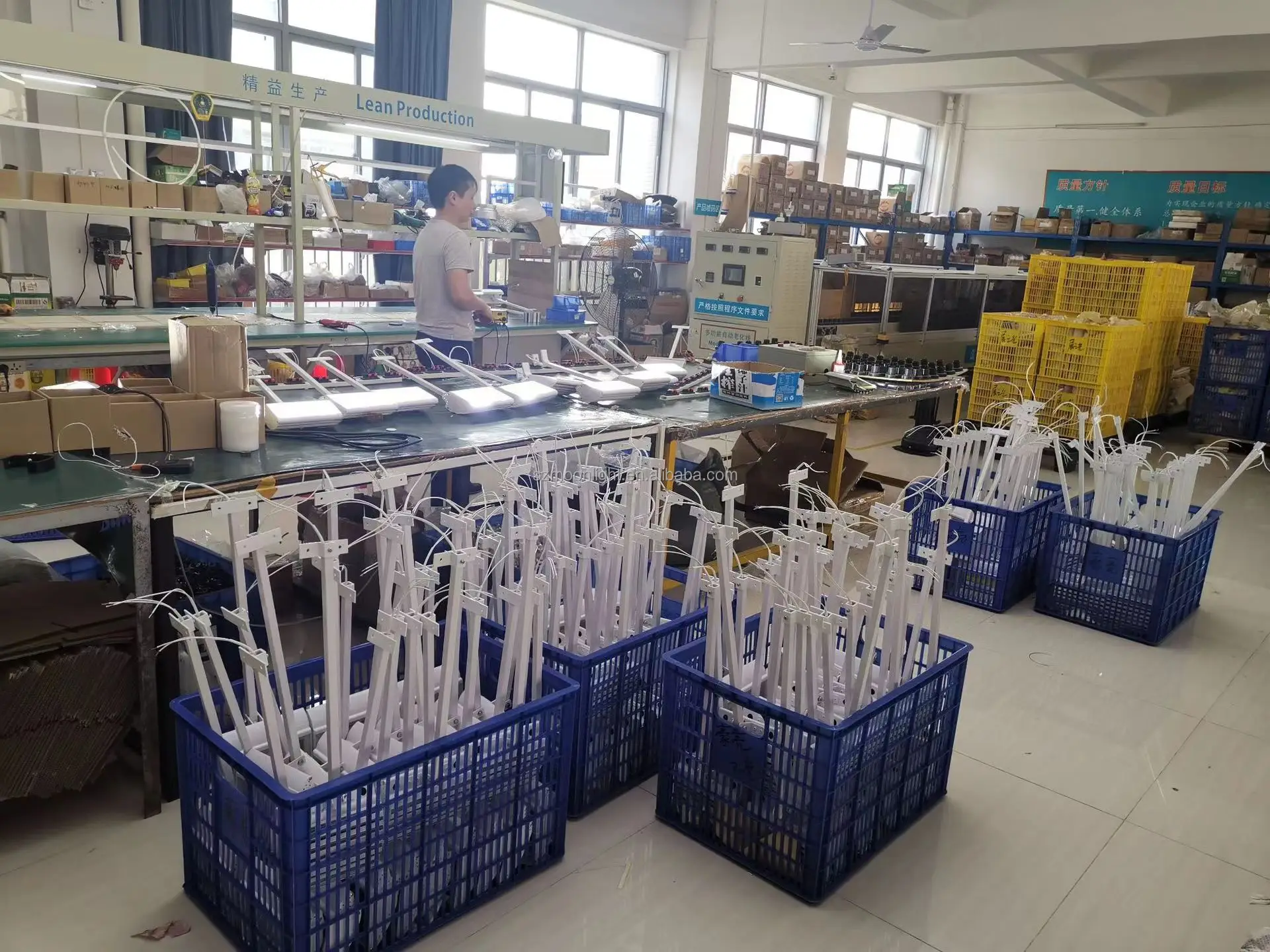 Dimmable Long Arm Spotlights for Exhibition Booths - 20W, 30W, 70W LED ...