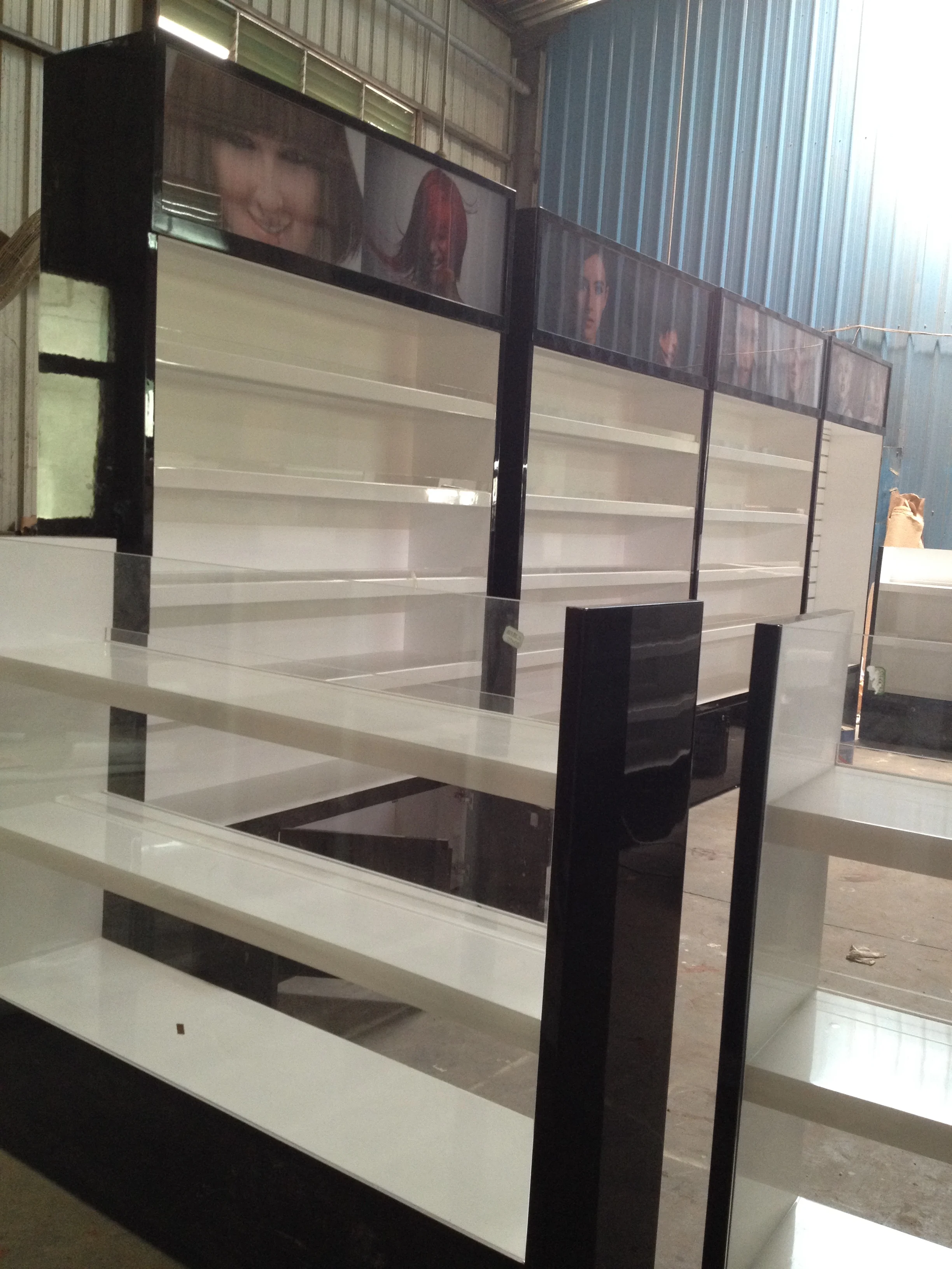 Luxury Decoration Interior Design Wooden Make Up Mall Shop Design ...