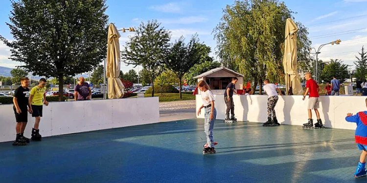 Exercise Indoor And Outdoor Floor Mats Interlocking Tiles Roller ...