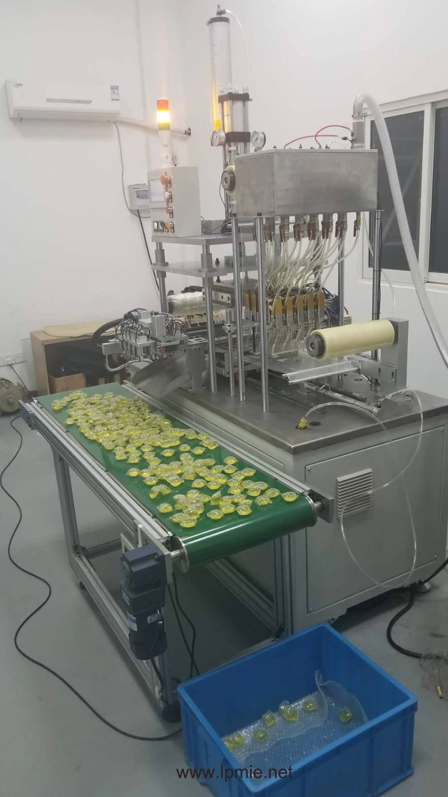 Detergent Pods Filling and Sealing Machine - Laundry Capsule Equipment