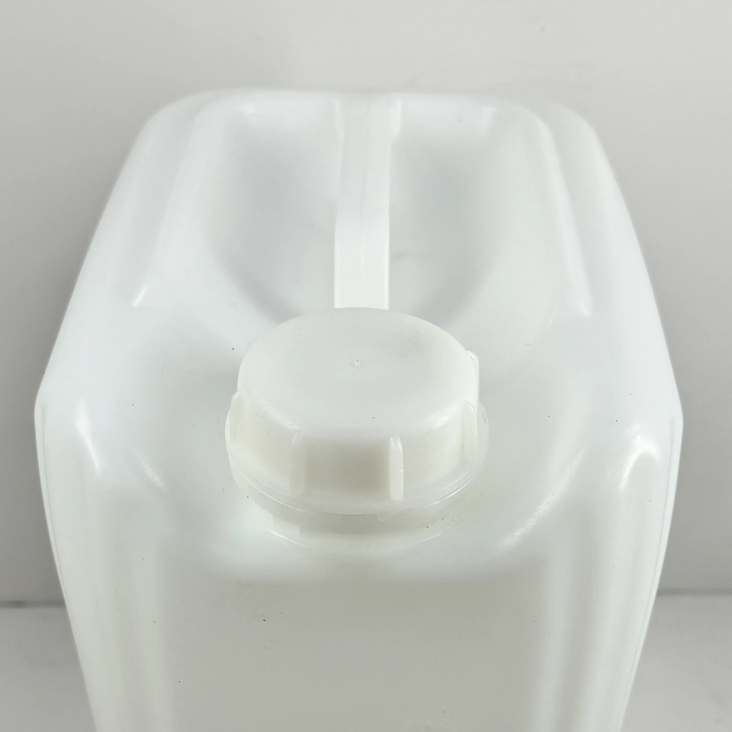 Alibaba.com: 5L 10L 15L 20L 25L 30L White/Blue Clear Plastic Jerry Can, Chemical Liquid ...