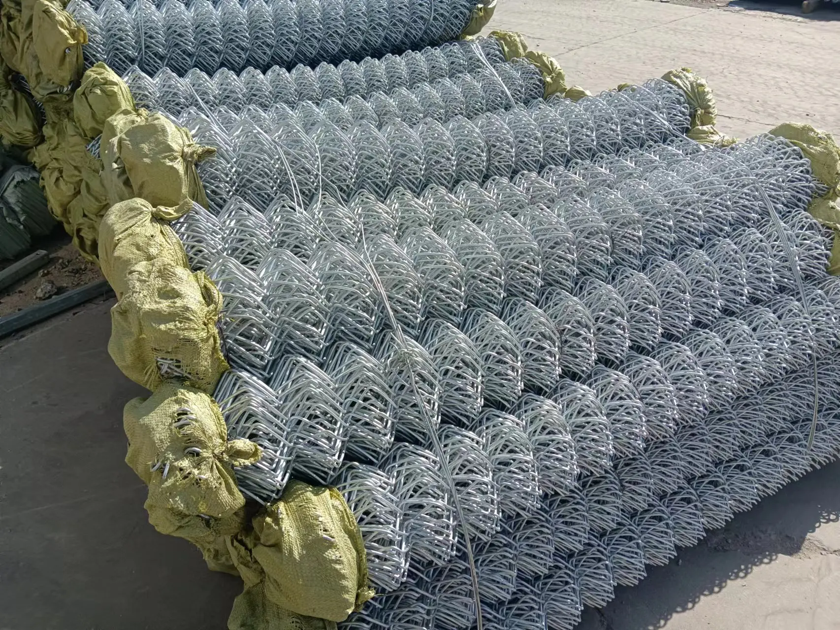 Customized 50 FT 100 FT Cyclone Wire Fence - Durable & Eco-friendly