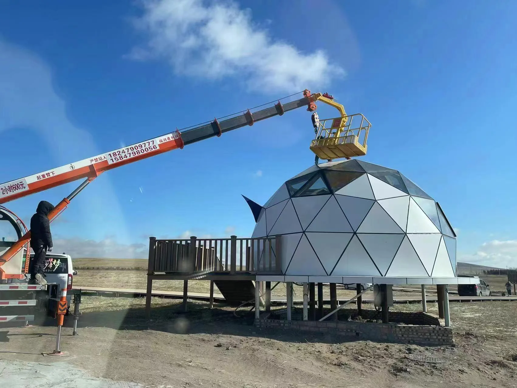 Glamping Wooden Frame Flying Saucer Dome House with Kitchen