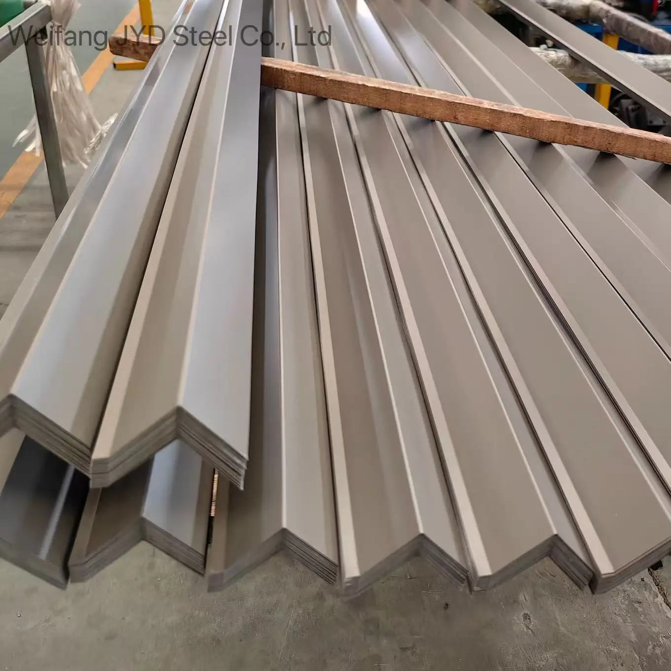 90 Degree Hemmed Galvanized Metal Roof Edge - Durable & Versatile