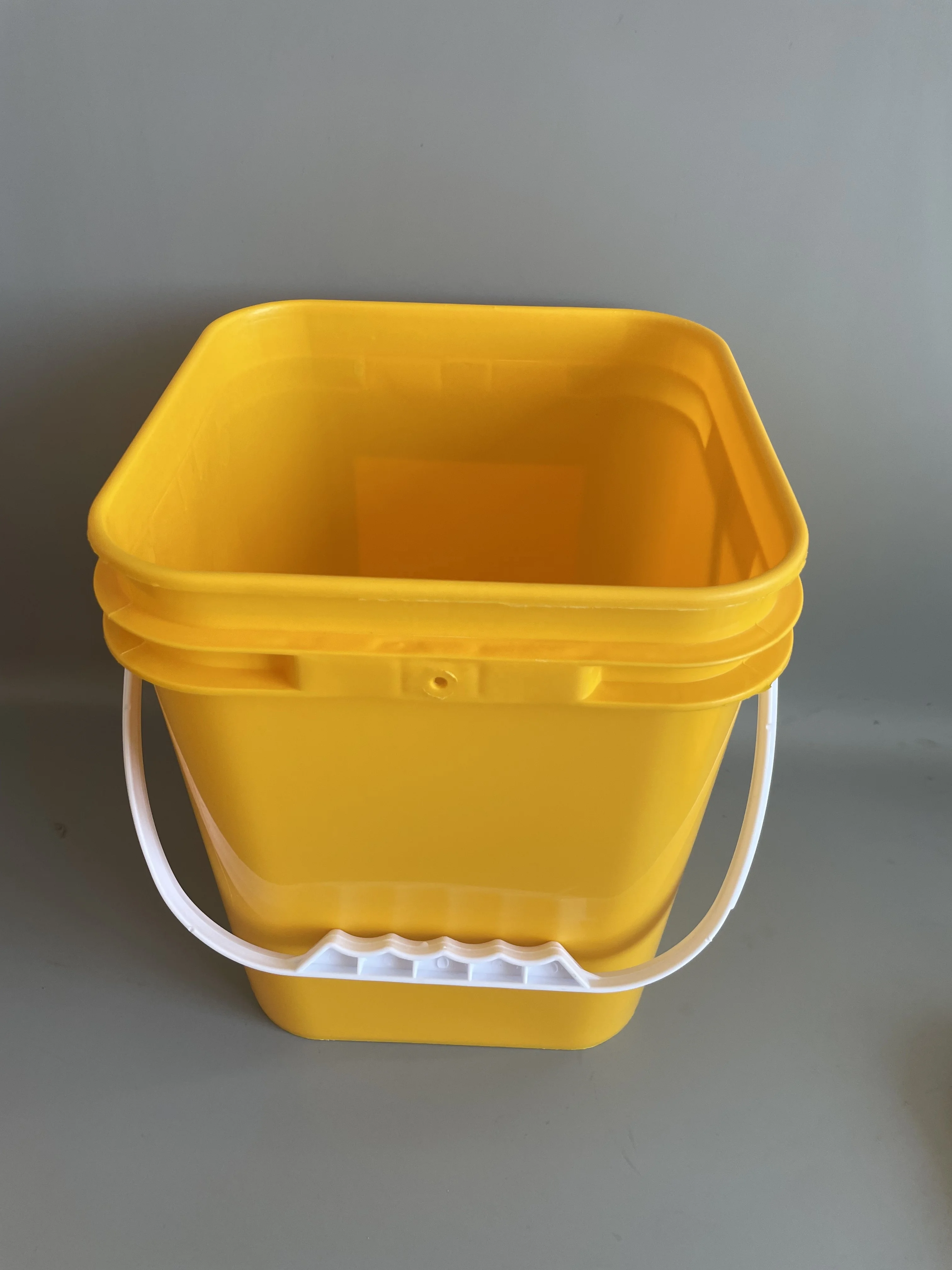8 litre plastic square bucket with handle and lid for sale| Alibaba.com