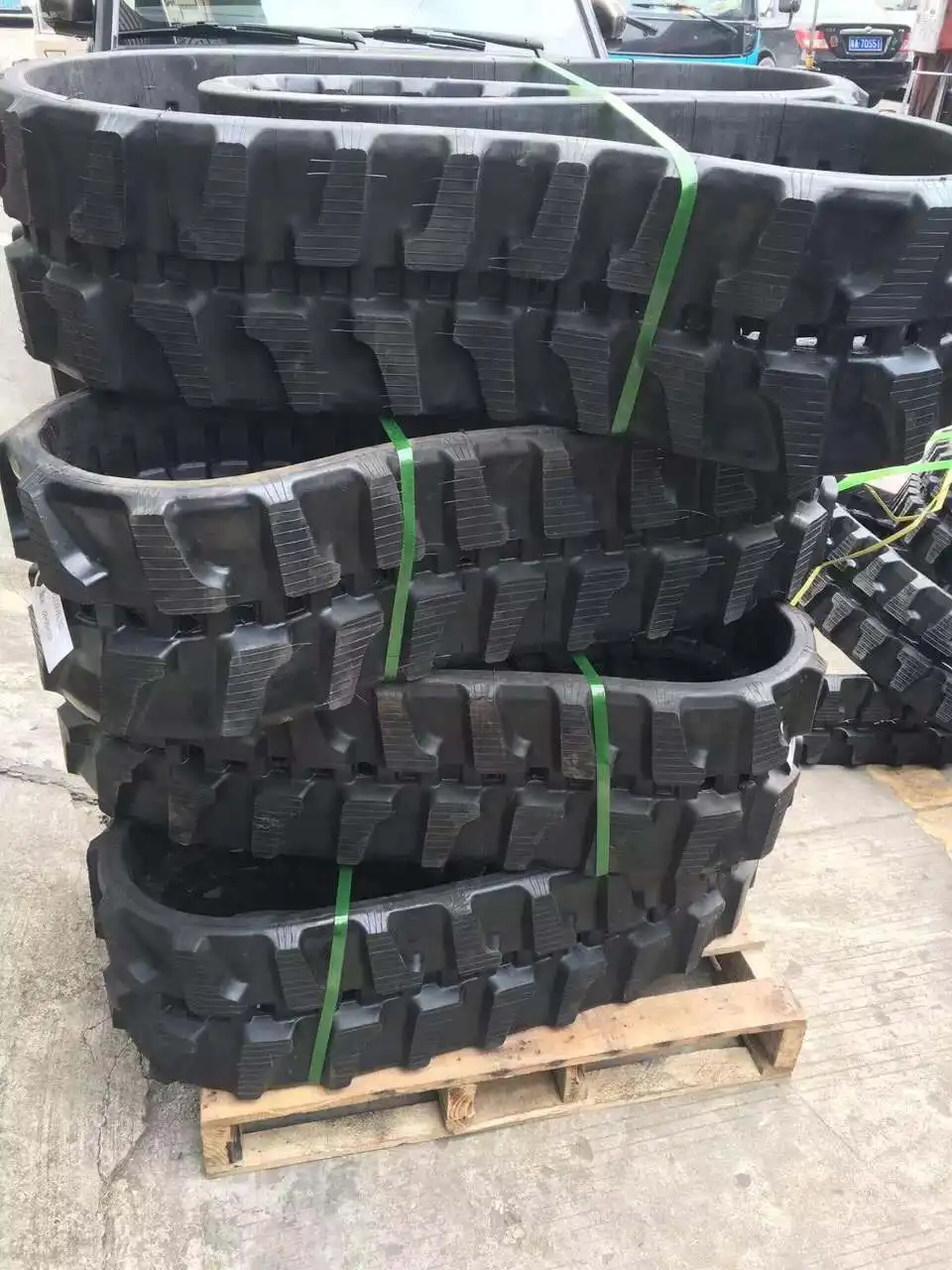 300*52.5 Excavator Rubber Crawler Track 250x72x52 300x52.5x84 320x86x49 ...