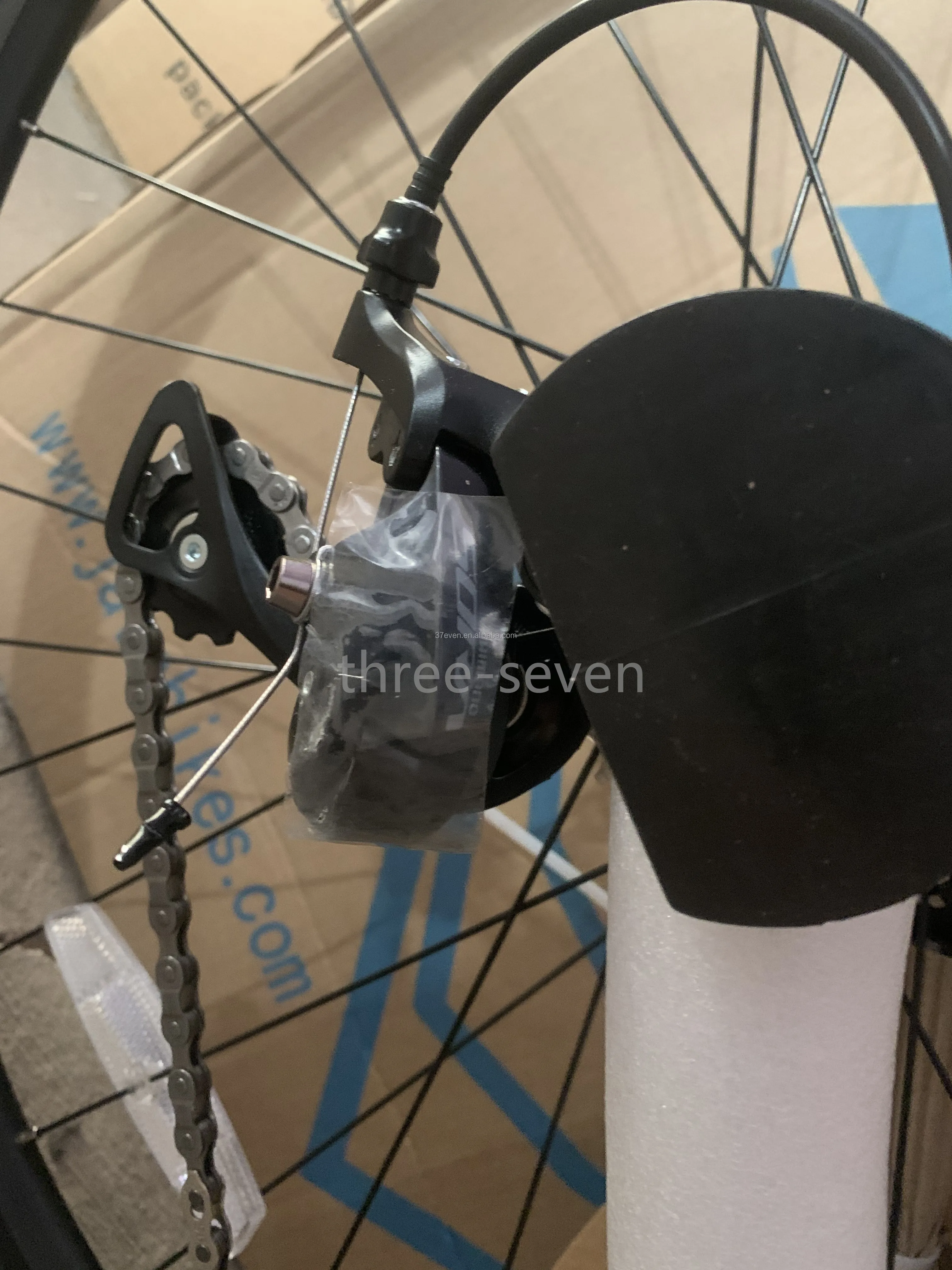 Aluminum 18 Speed Road Bike with Disc Brake & 700c Wheels