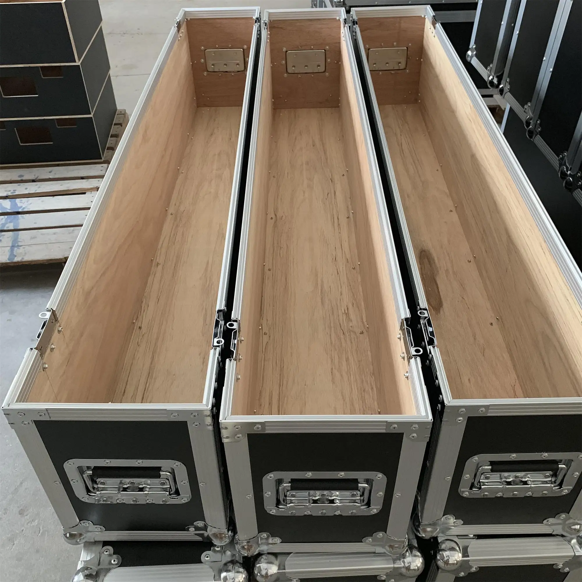 Durable Cable Flight Case with Casters - Perfect for Trade Shows