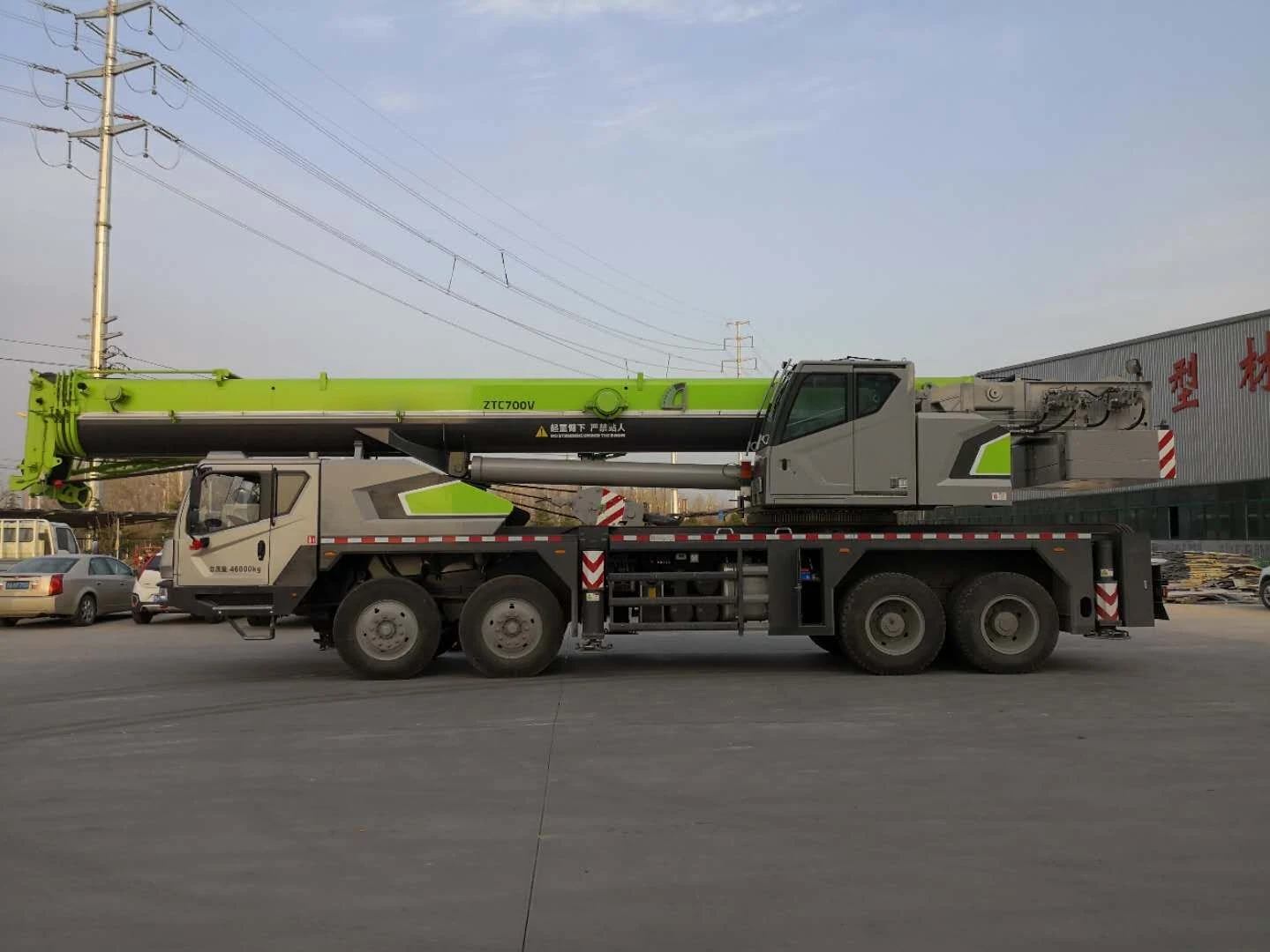 Zoom-lion Factory 70t Truck Crane Ztc700v562 With Five Section Boom ...