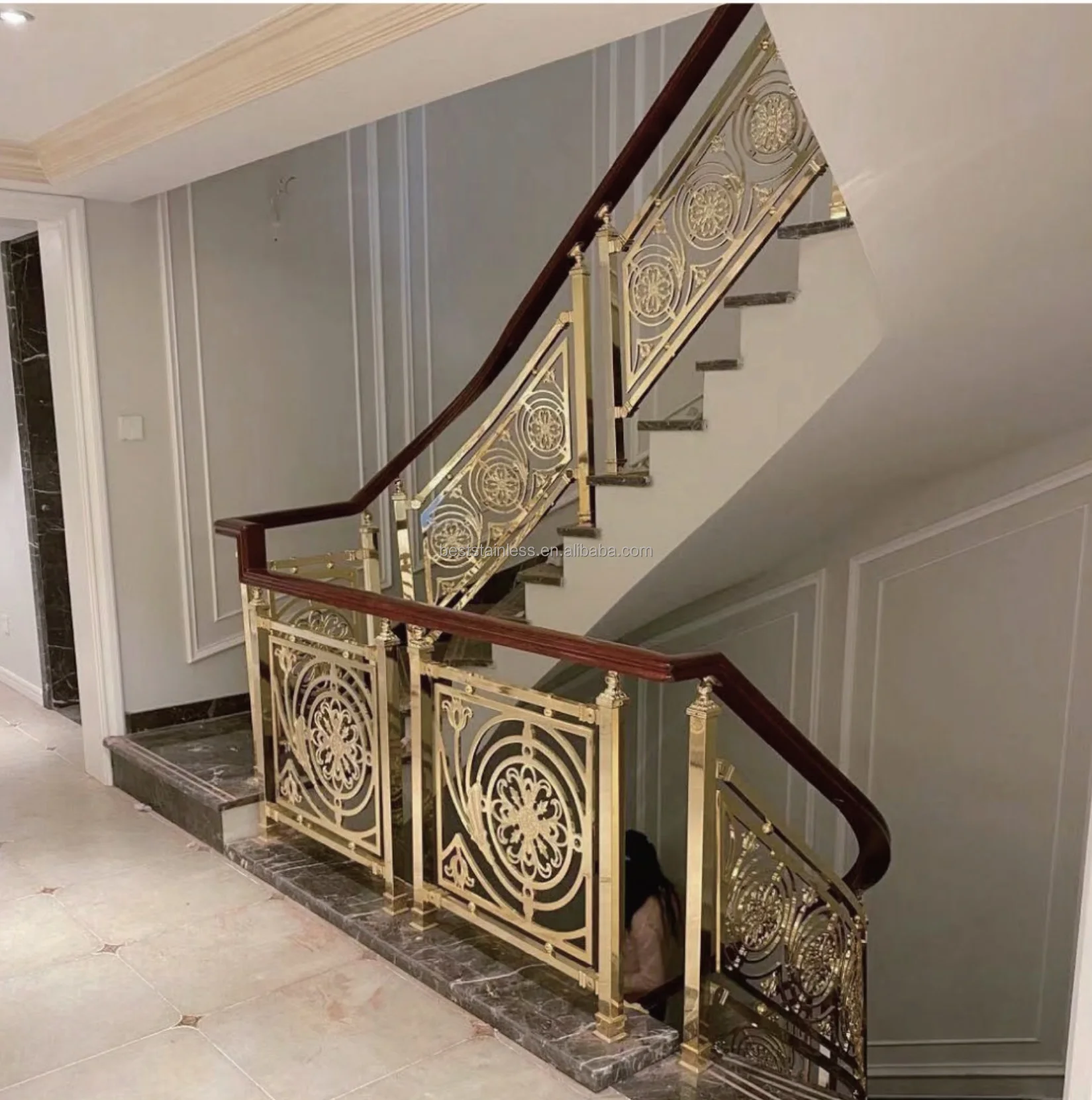 Luxury Resort Villa Solid Wood Handrail Gold Aluminum Curved Stairs