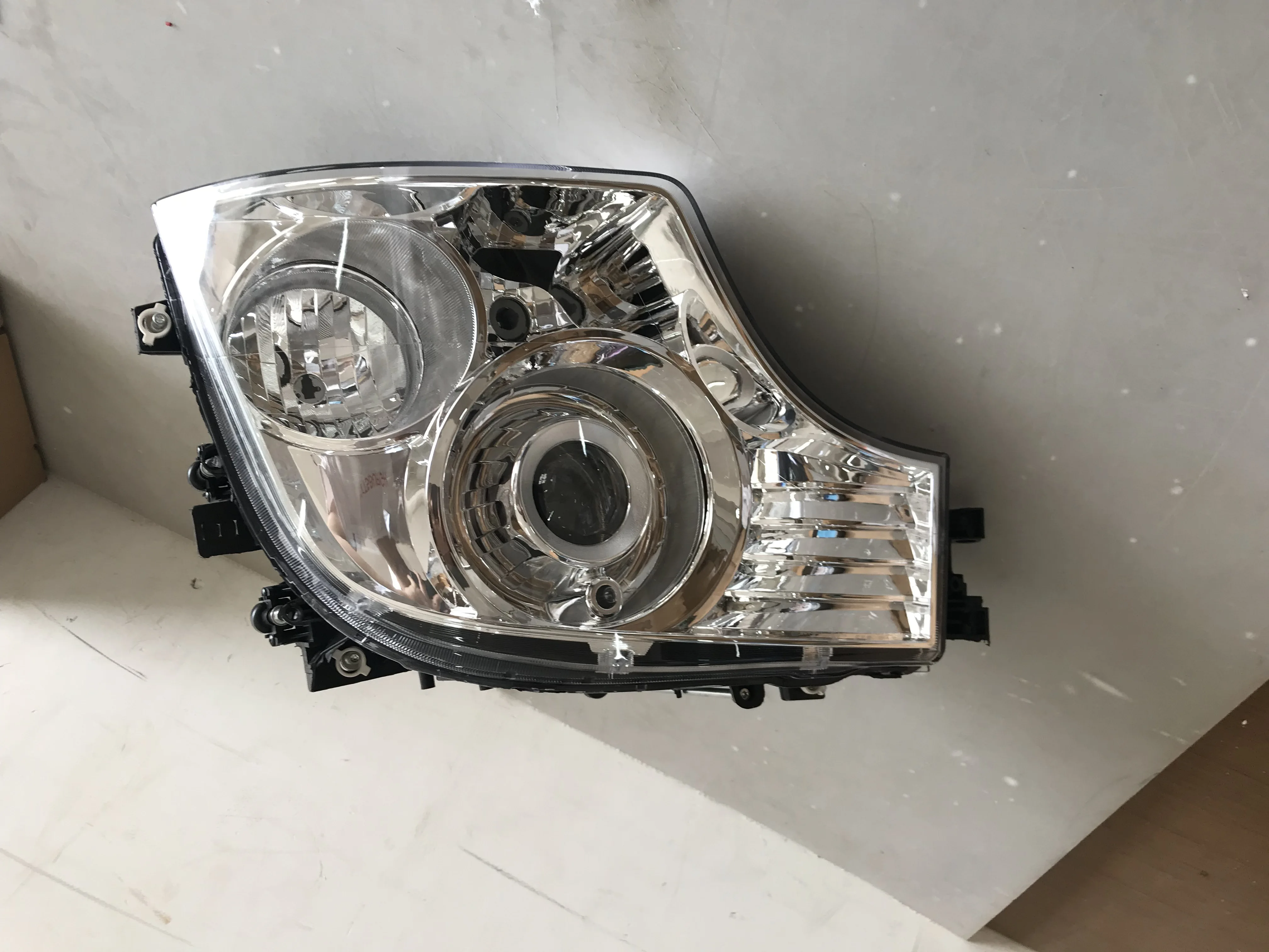 【パーツ】 トラックアクセサリーヨーロッパのトラックフロントランプヘッドライト9608200839/9608200739 Hc-t-1783 ...