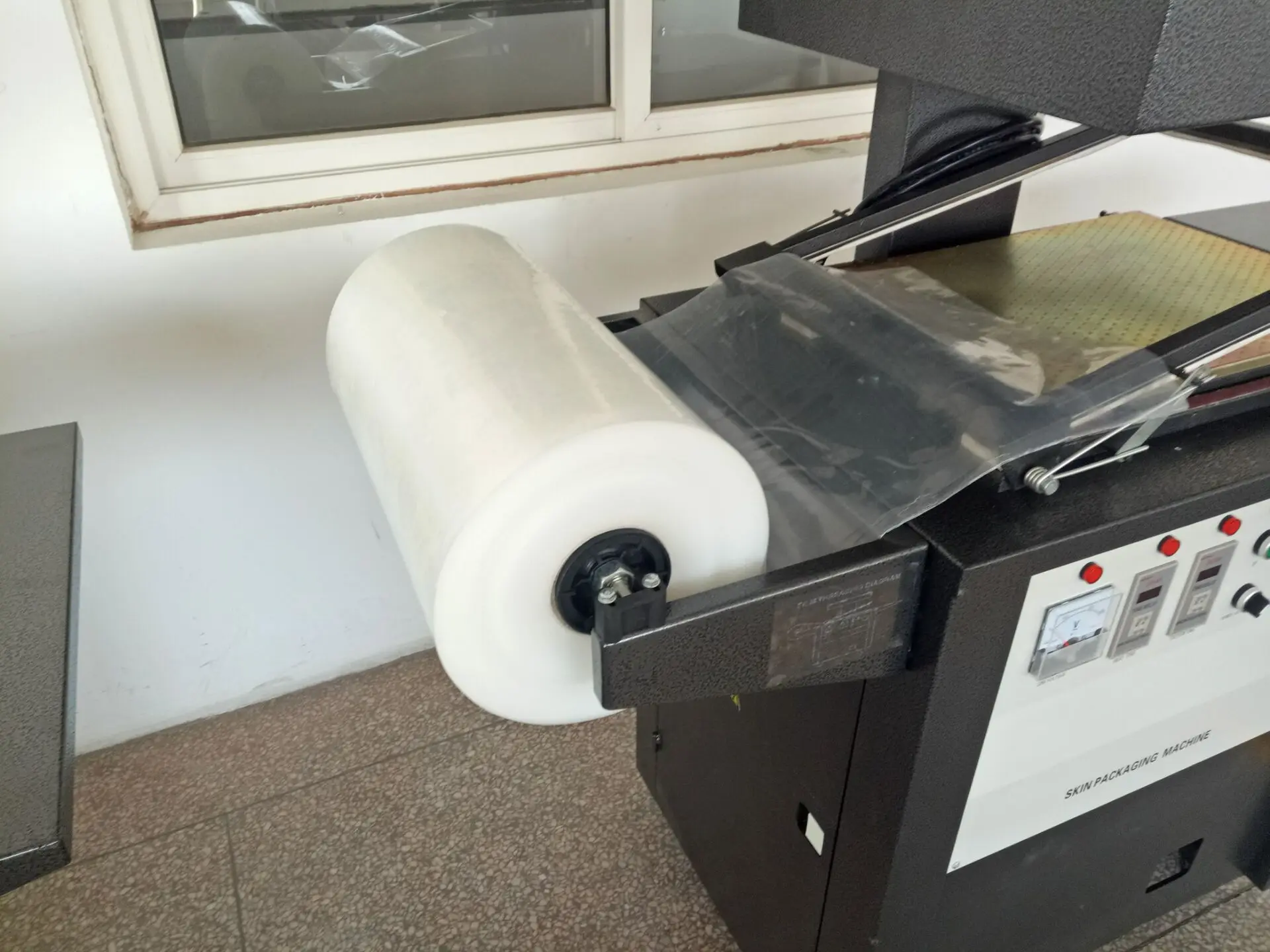 Venta caliente 150/200/250 micras PE Surlyn Skin Pack Material de rollo ...