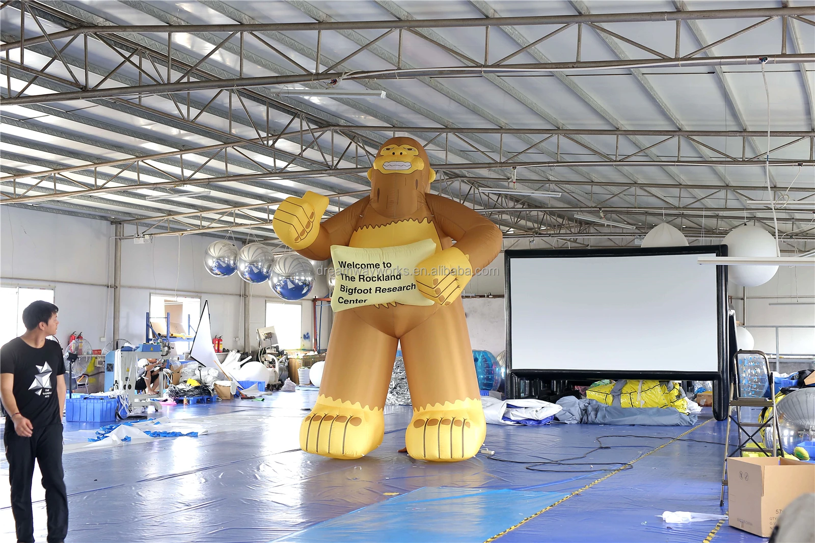2023 Hot Sale Giant Inflatable Bigfoot for Advertising