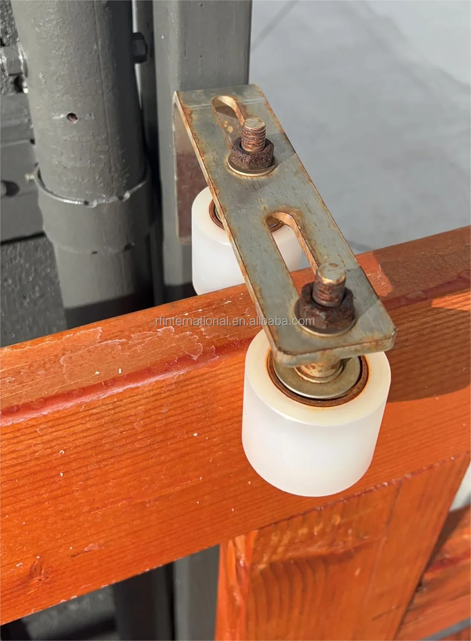 Color Galvanized Sliding Gate Nylon Roller Guide Plate for Heavy Duty ...