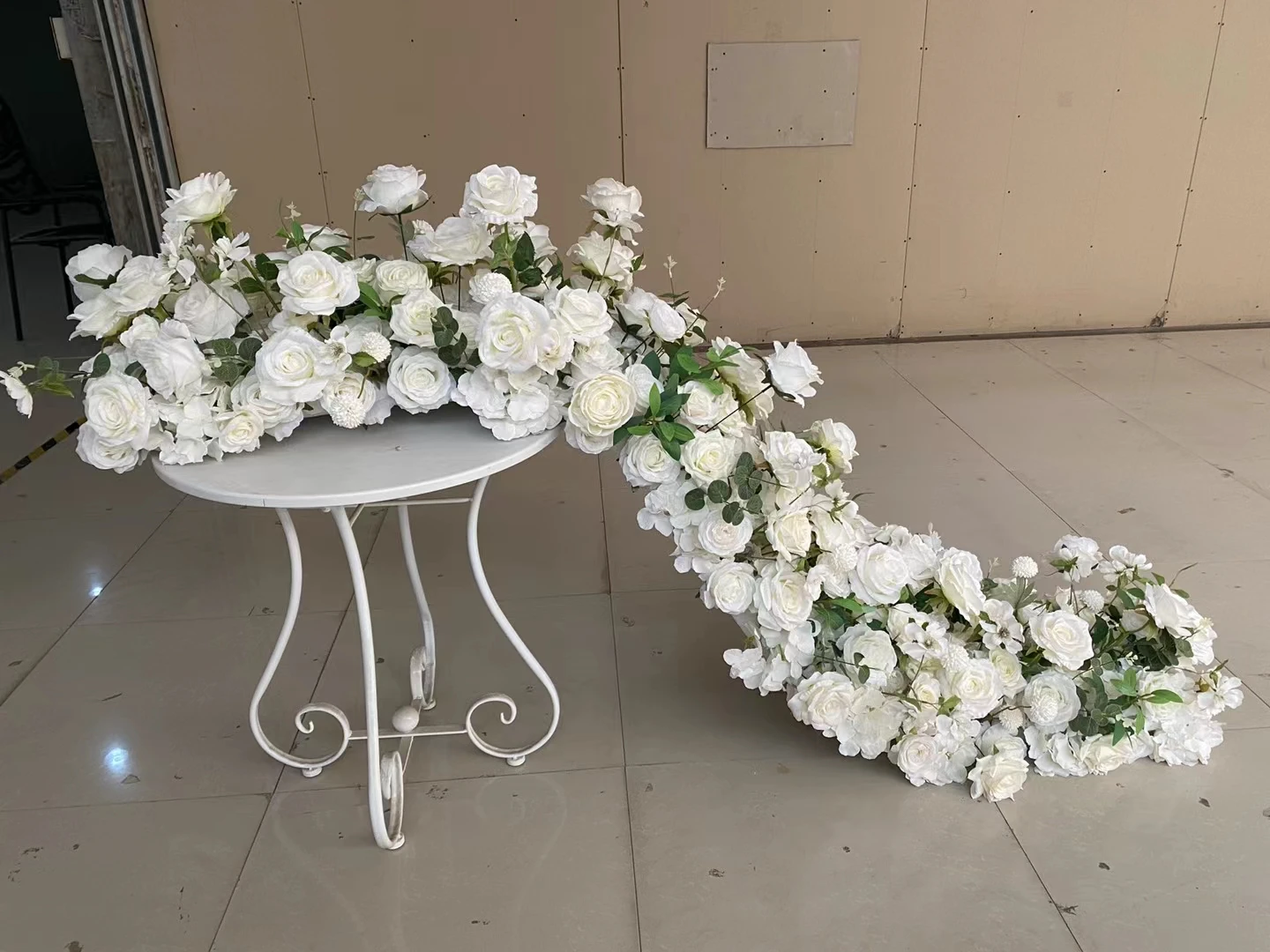 Customized Artificial Red White Flower Runners Decoration Flowers Row ...