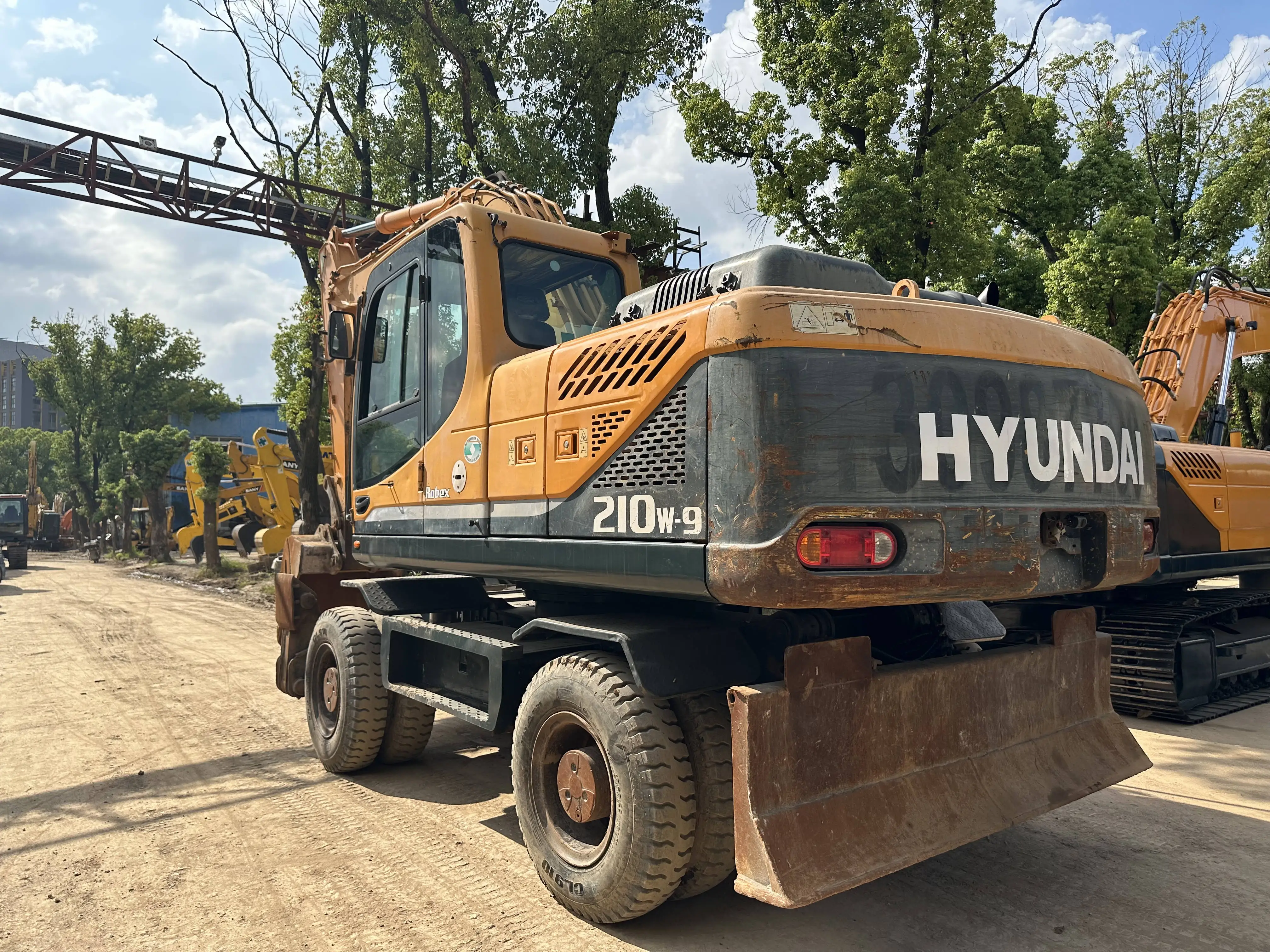 Professional Second-hand Wheel Excavator Original Hyundai 210w-9 Wheel ...