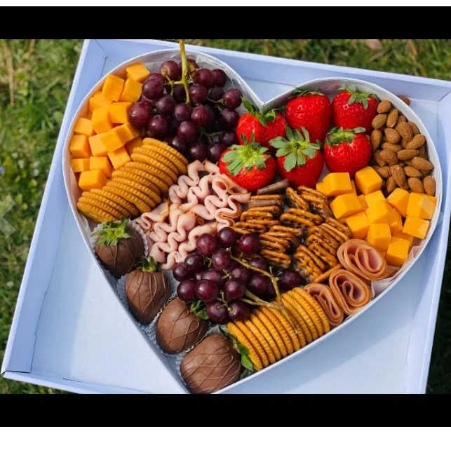 Big Heart Shaped Charcuterie Packaging Gold Paper Cup Boxes with clear ...