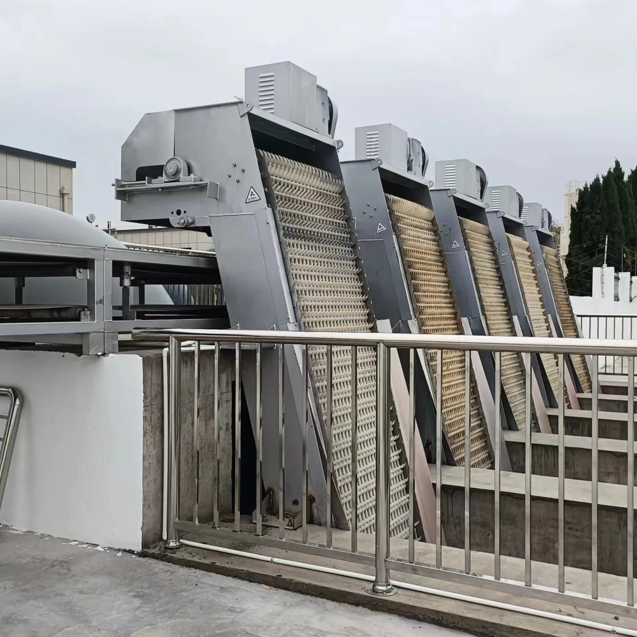 Top Quality Mechanical Grille Trash Rake Bar Screen Inclined Bar Screen ...