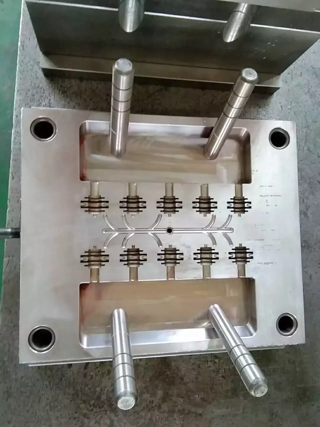 Custom Mold Plastic Injection Molding Service by Rongde
