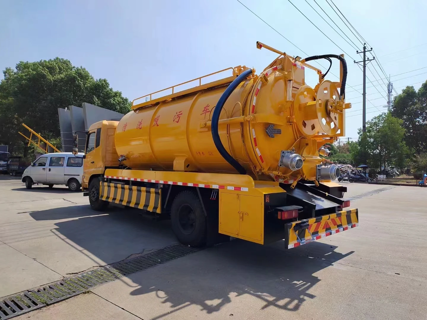 Suction Car 10m3 6-wheel 4x2 Dongfeng Vacuum Sewage Car Suction Car ...