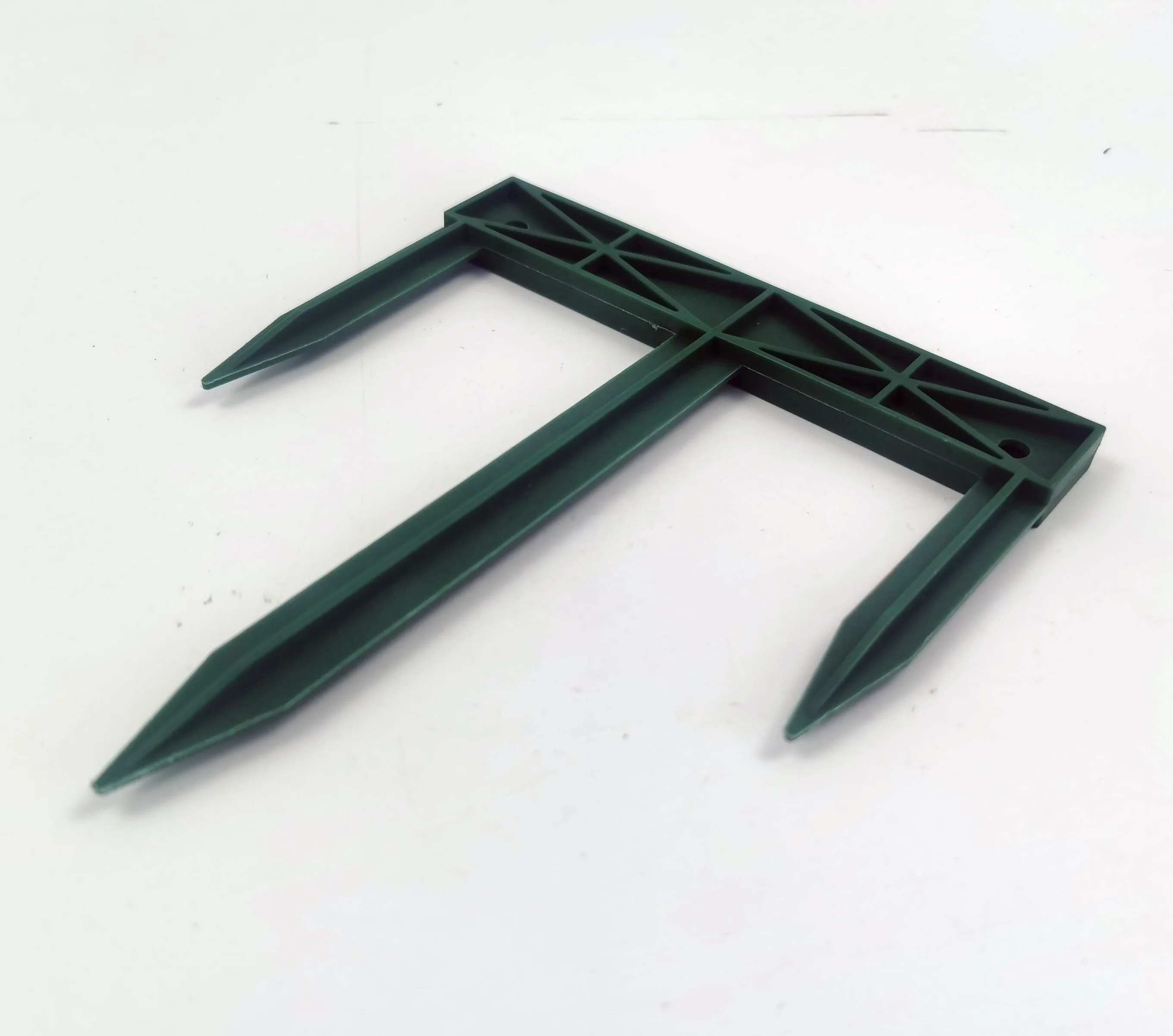 Secure Garden Fleece And Netting Plastic Garden Tri Peg For Garden ...