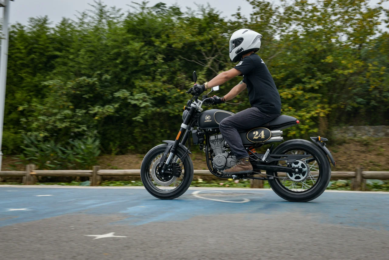 SKYTEAM NEW Street Tracker 125cc Motorcycle - Euro 5 Approved