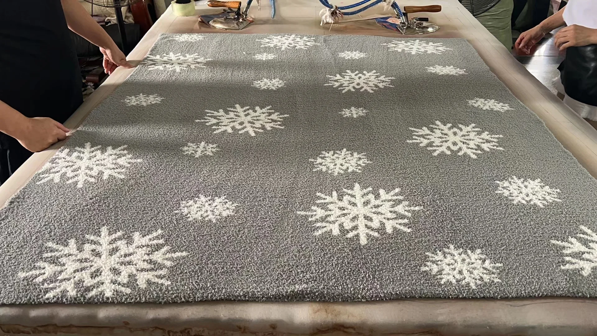 Custom Cozy Fleece Christmas Plush Soft Snowflake Throw Blankets ...