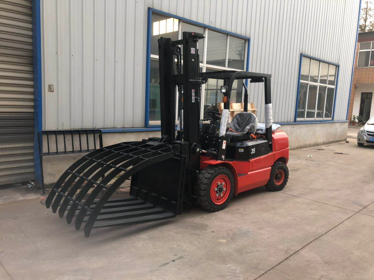 Hinged Broke Handler Forklift Attachment - Heavy Duty Clamp for Scrap Log Handling Material ...