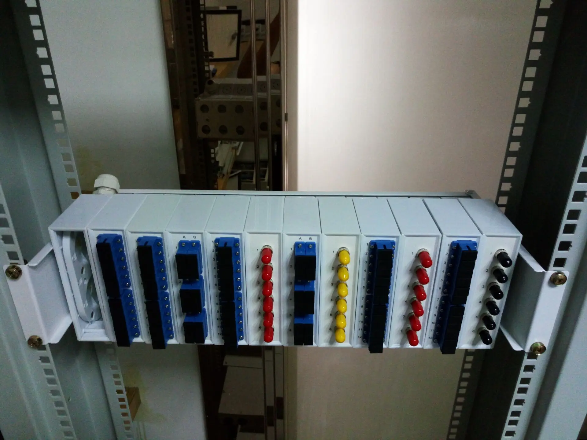 DIN Rail Plastic Fiber Optic Terminal Box 8 12 24Core Port Indoor Mount ...