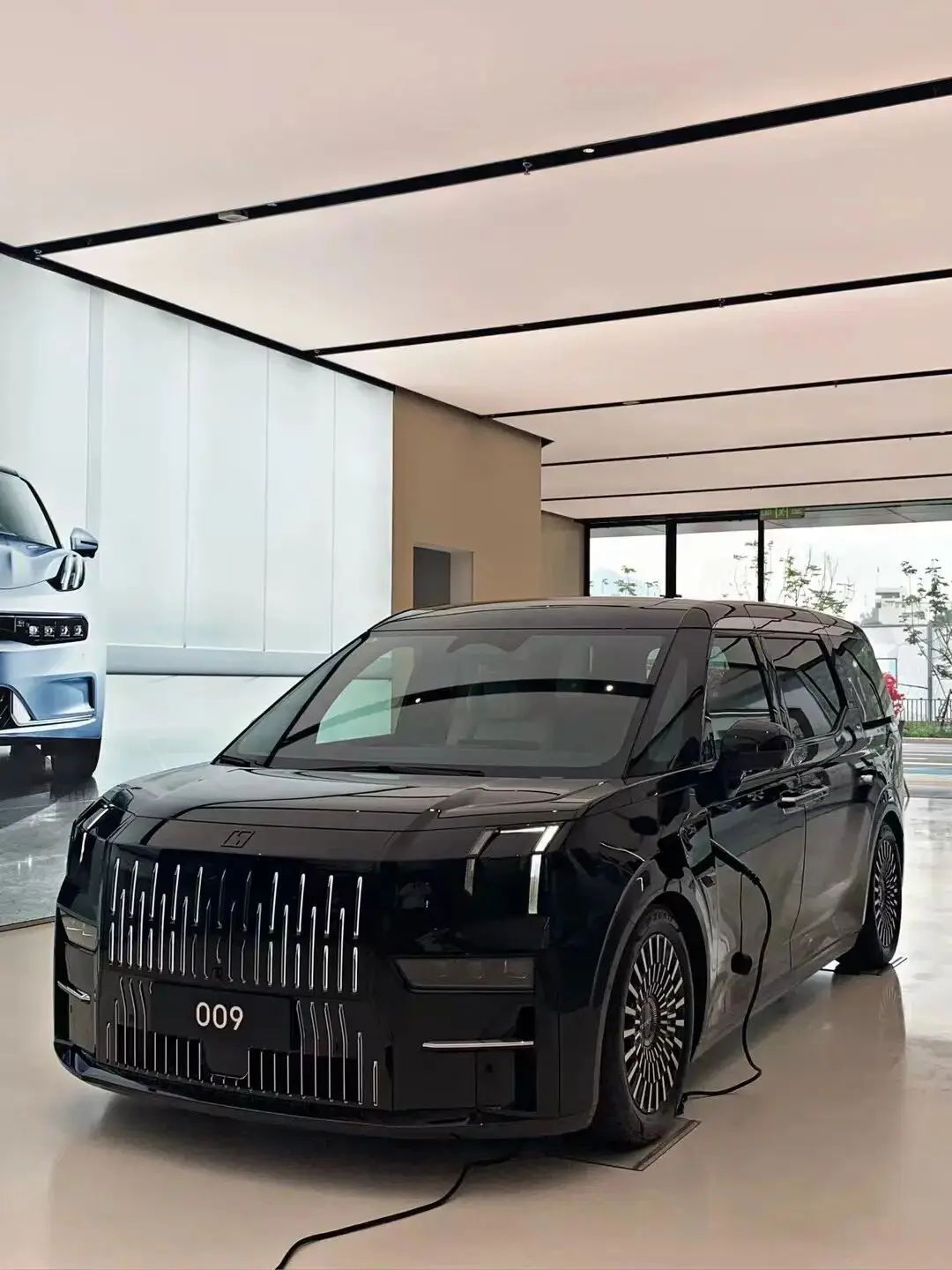 2023 Geely Zeekr 009 EV - Luxury 6-Seater MPV with 822 Km Range