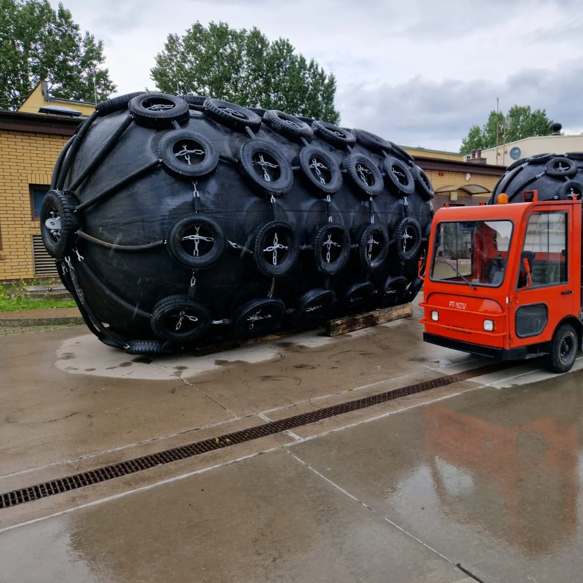 Wharf Use Marine Floating Oil Platform Equipment Ship Pneumatic Rubber ...