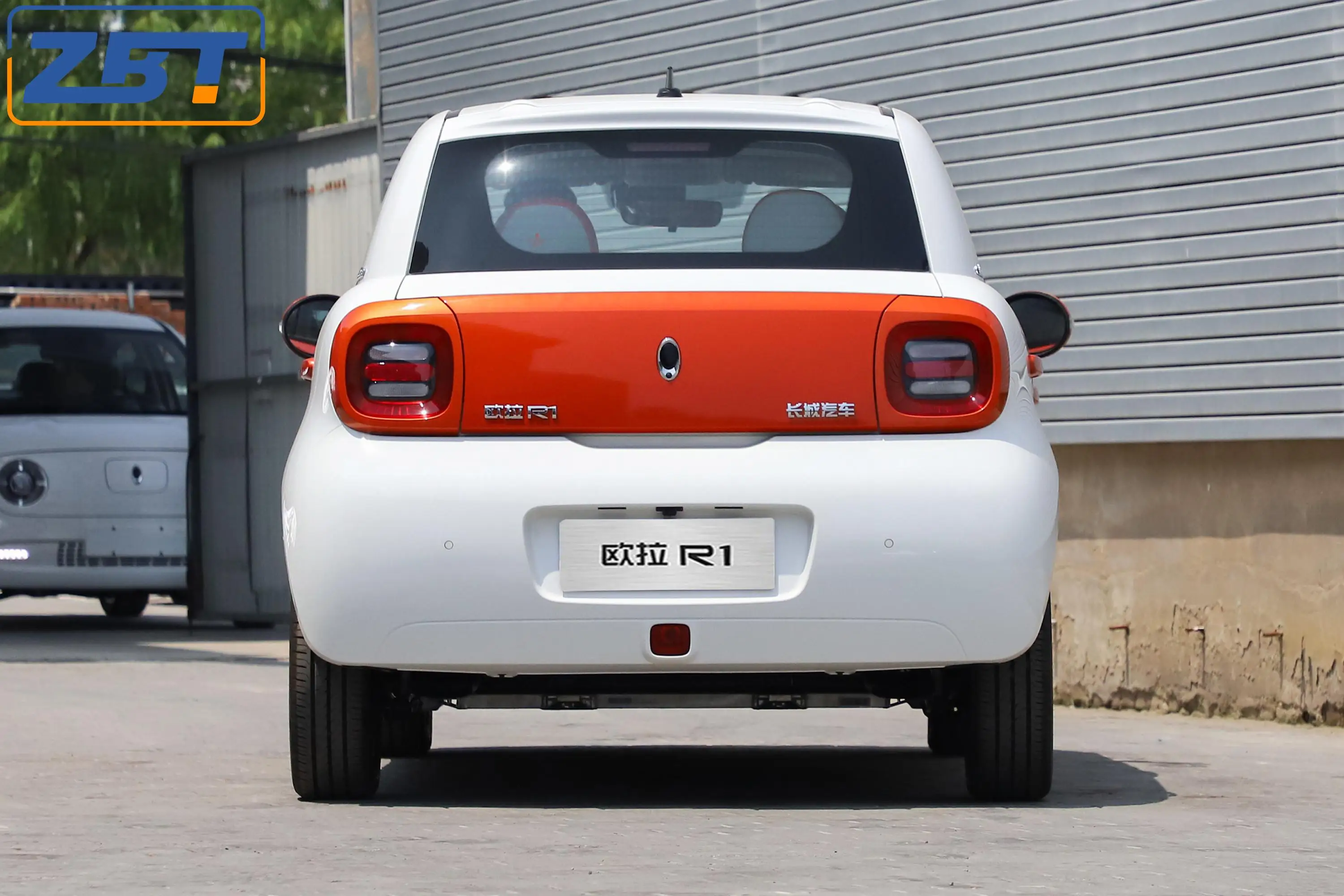 Ora r1 ev store
