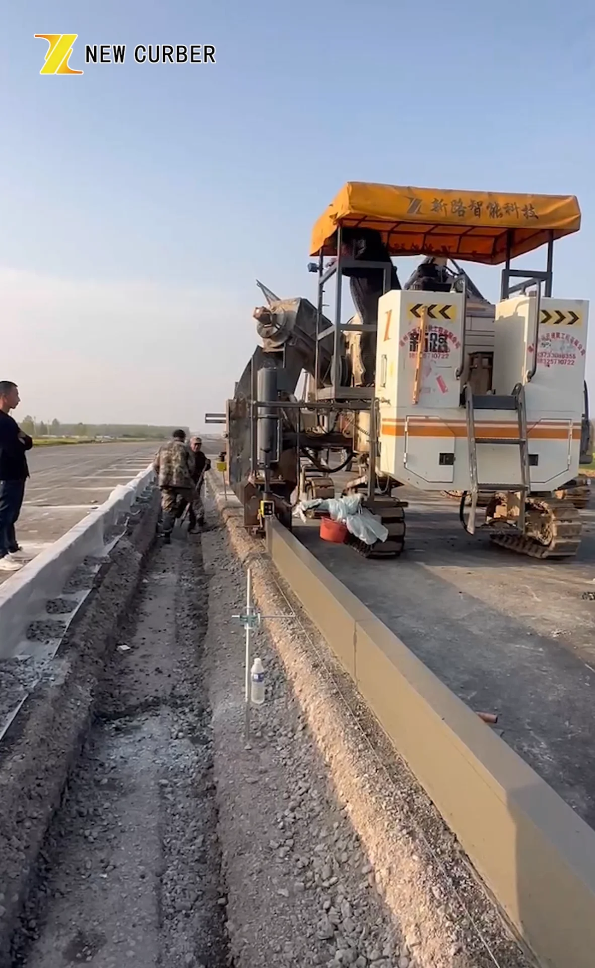 Self-propelled Crawler Slip Form Machine Ditch Curb Stone Film Forming ...