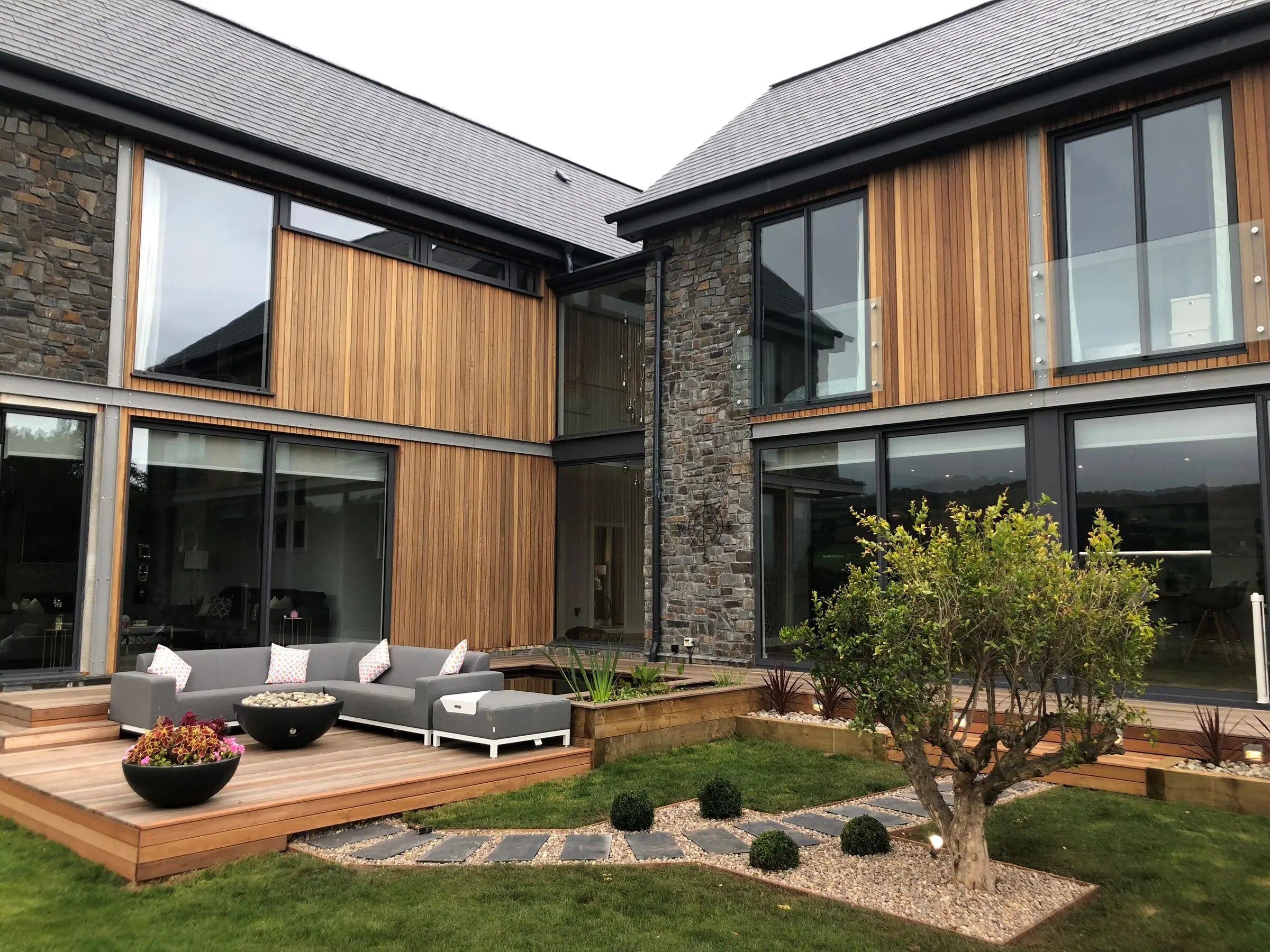 Iroko Wood Hardwood Wall Panels for Modern Villa Cladding