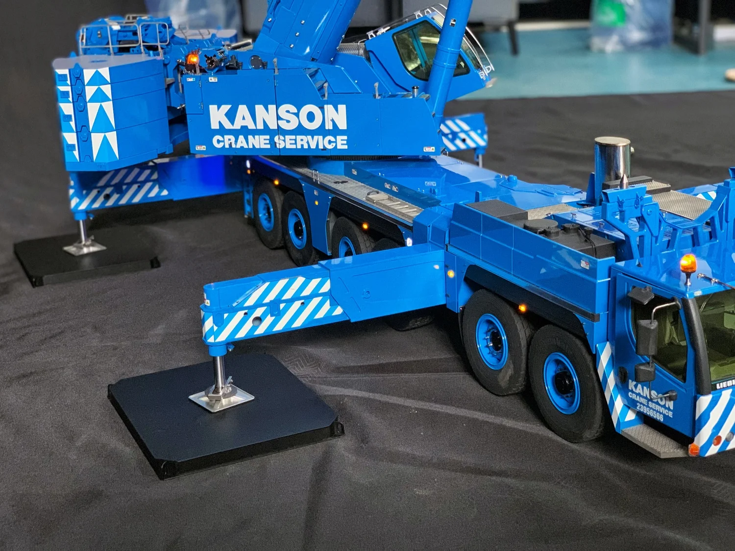 Brushless Electric RC Mobile Gantry Crane Model 1/14 Scale