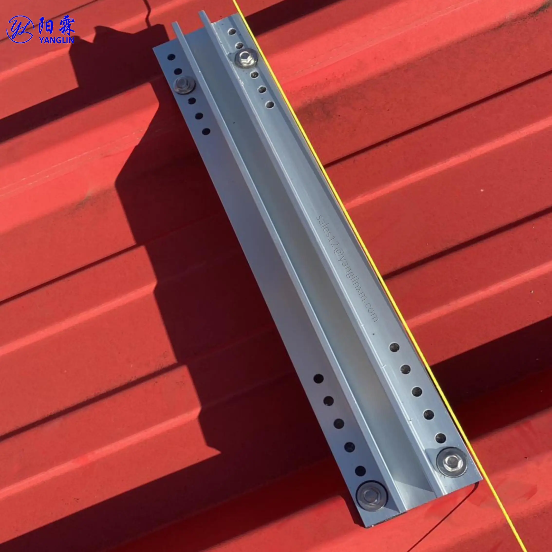 Lightweight Reliable Mini Rail System for Flat Roofs