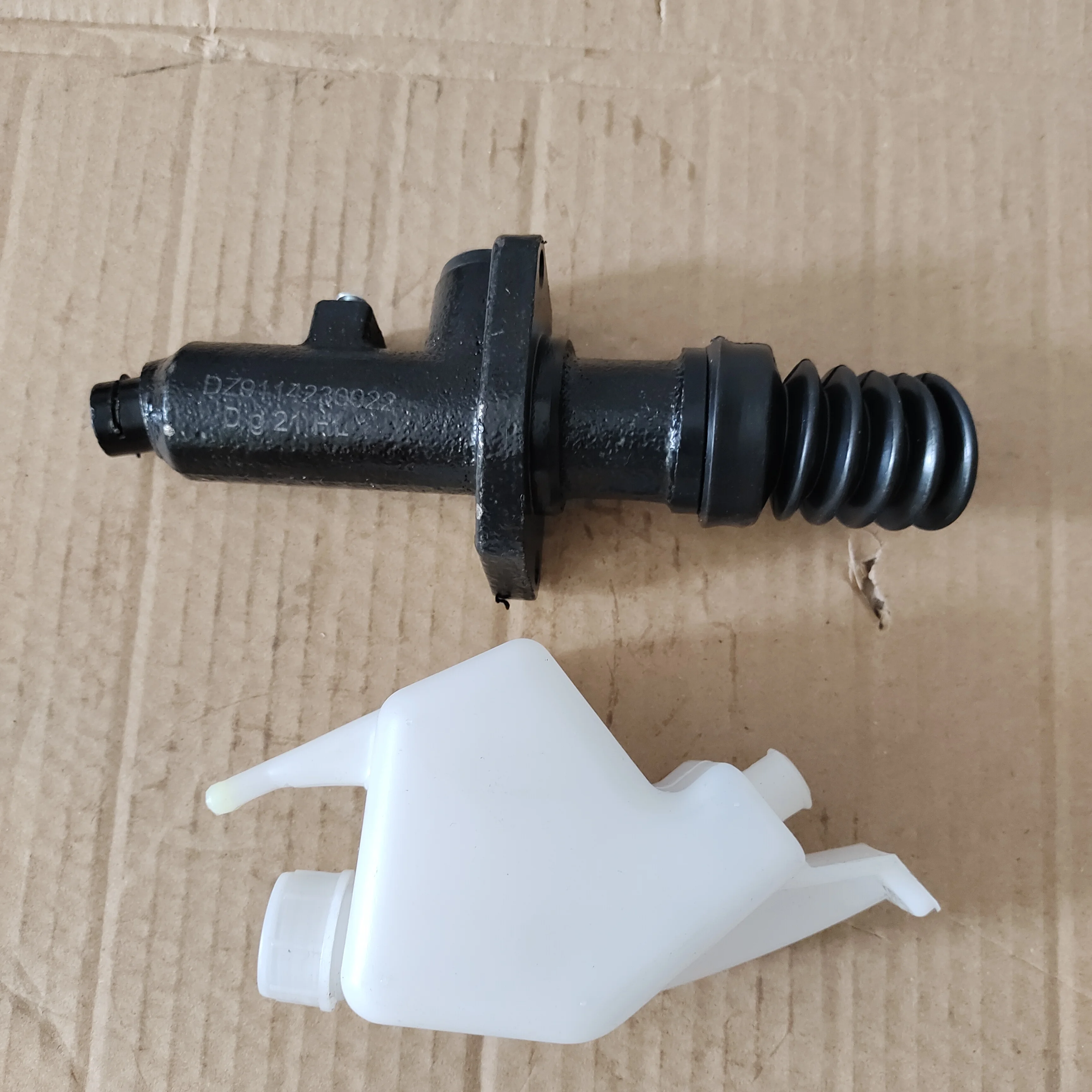 Automotive Parts Clutch Master Cylinder DZ9114230022 for Shacman ...