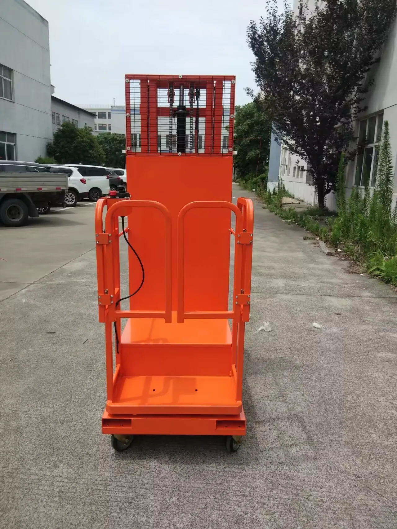Man Lift 300 KG - Efficient Order Picker for Warehouses