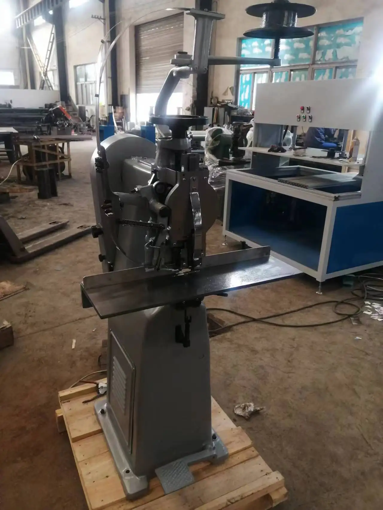Single Head Saddle Stitcher Binding Machine With Flat Bed Saddle Stitch ...