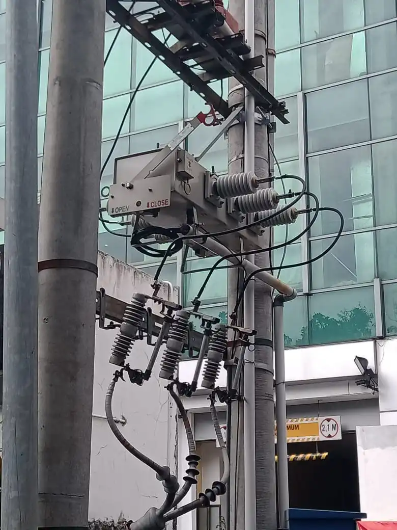 Outdoor 24KV-33KV Circuit Breaker - Smart Motorized SF6 Switch