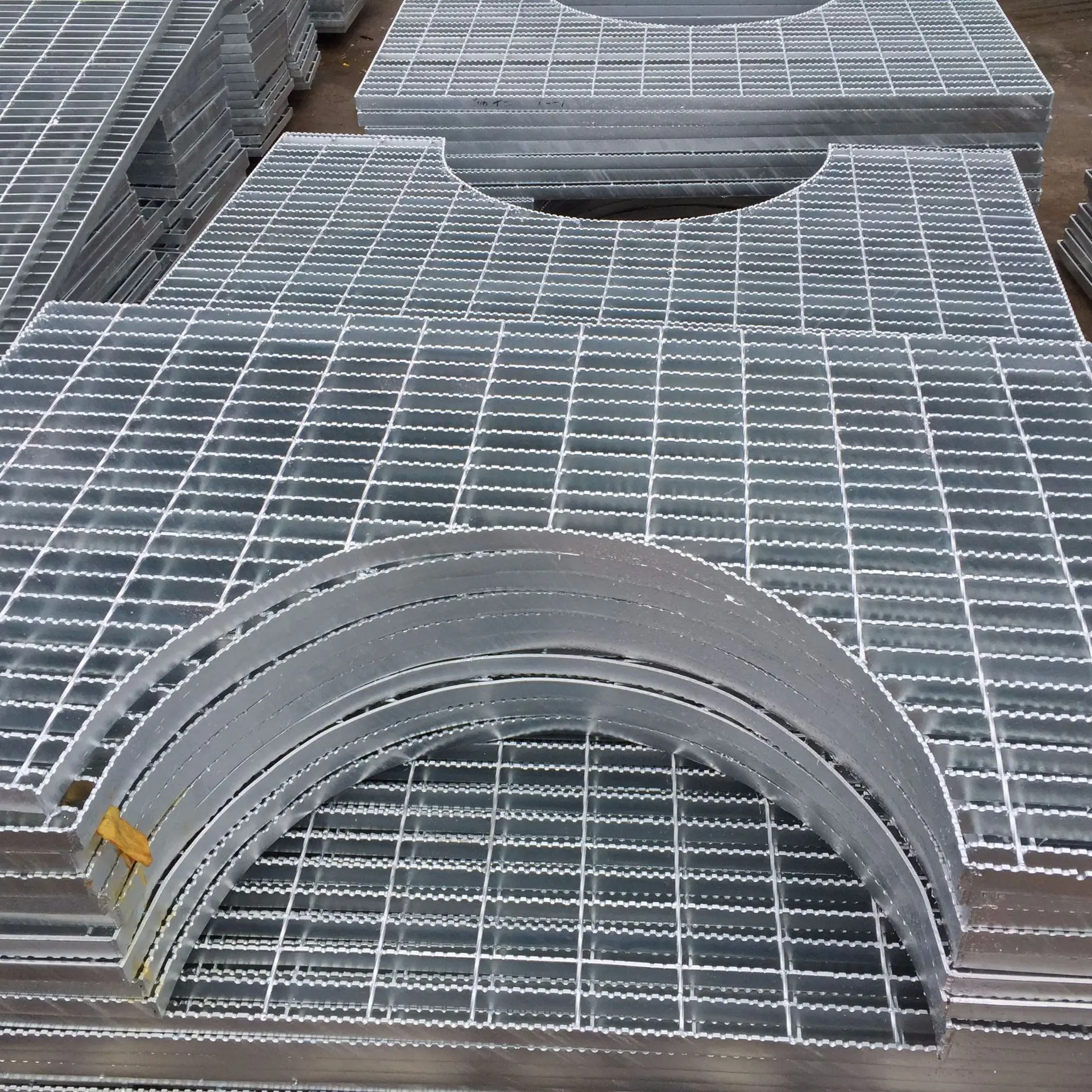 Galvanized Steel Grating Walkway Galvanized Welded Metal Grating ...