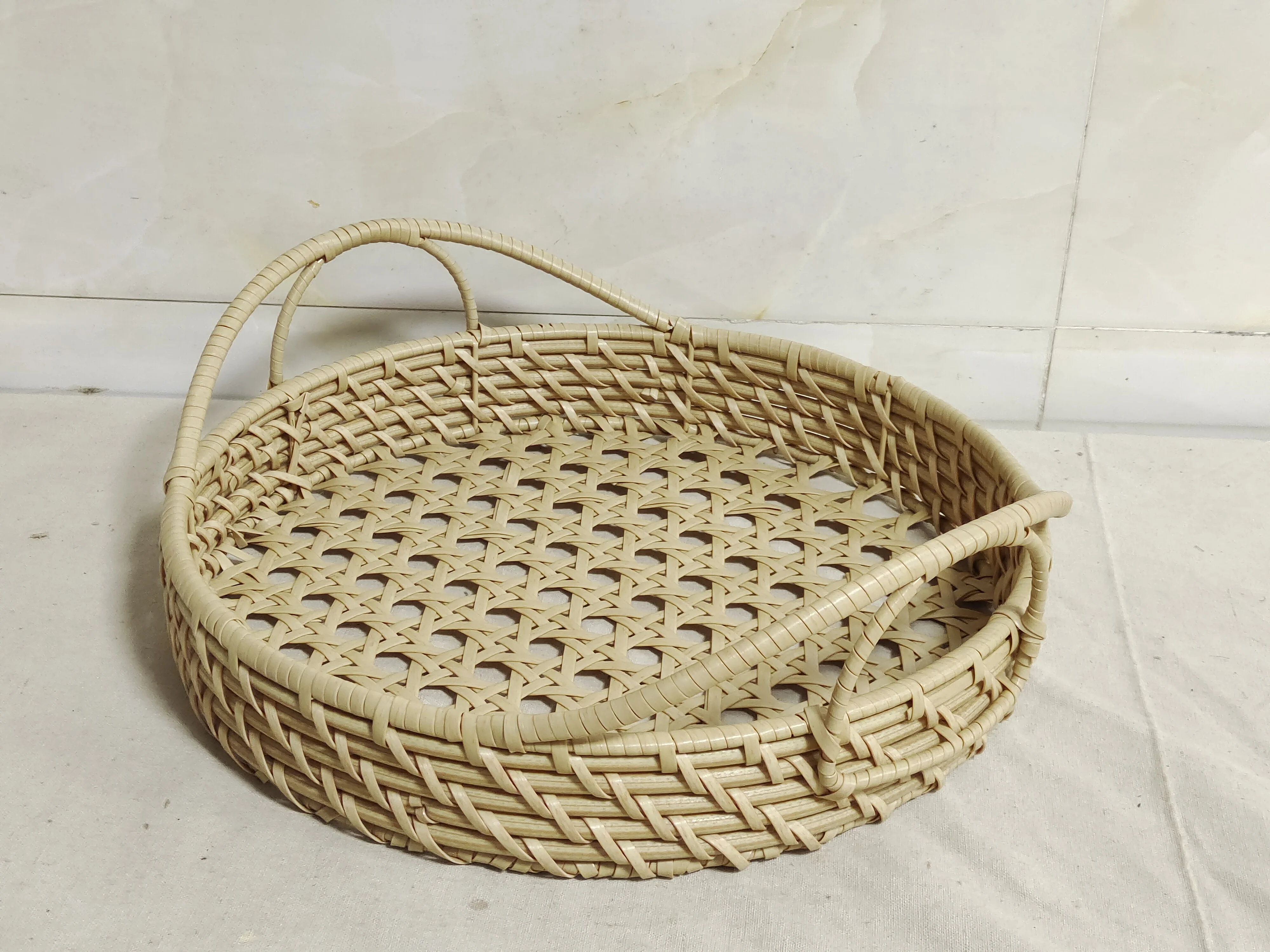 Hot Sale Decorative Round Serving Trays And Baskets With Handle Woven ...