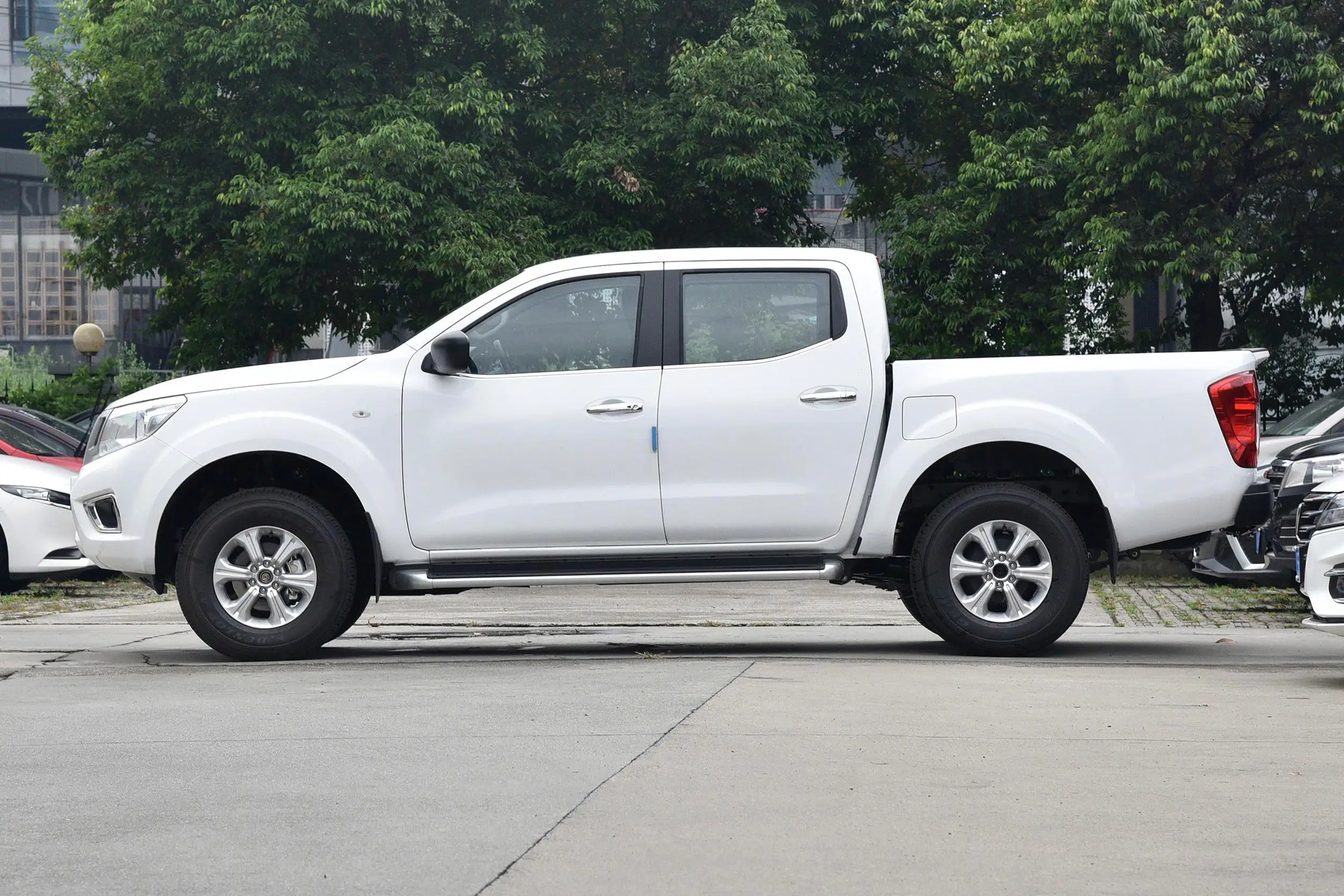 Hot Sale Toyota Hilux Diesel Pickup Truck 4x4 Nissan Navara D40 Used ...