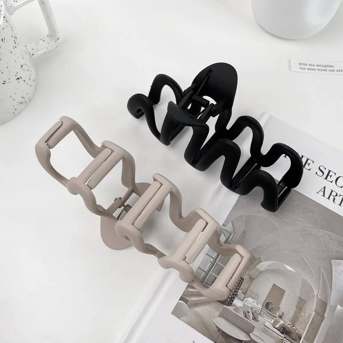 Minimalist Design Shark Claw Clips Women Maillard Color Oversize Shark ...