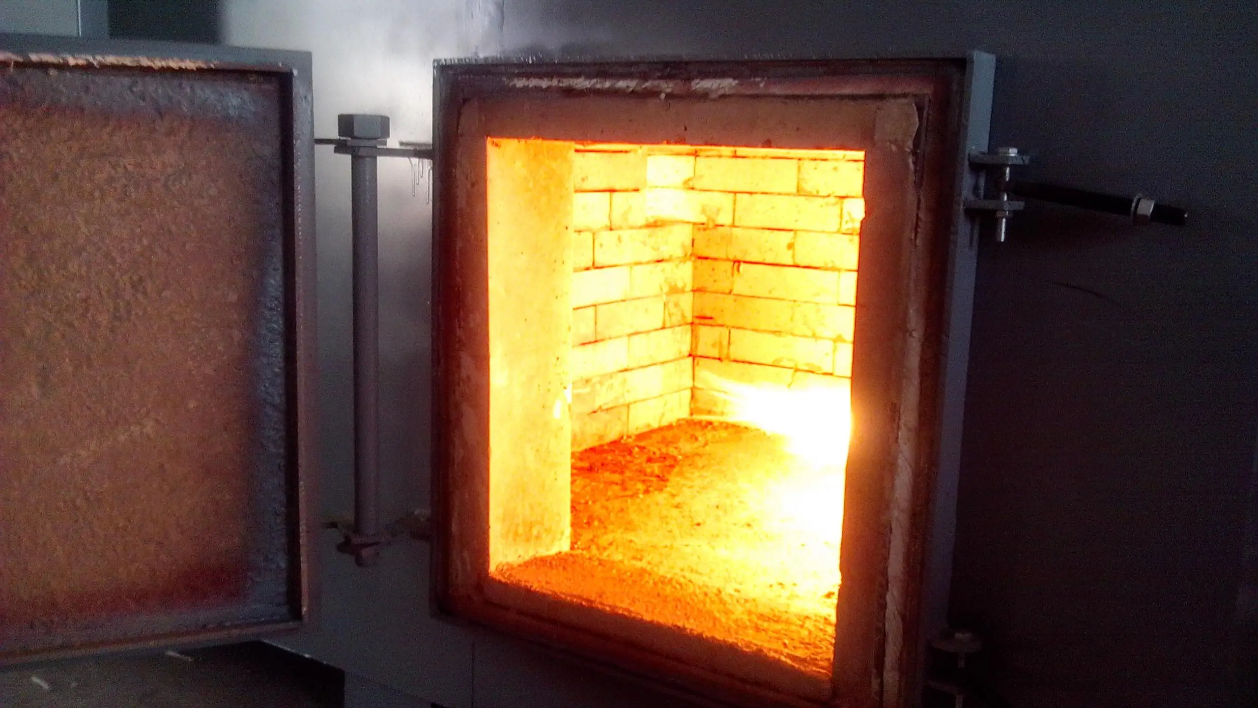 Customized Medical Hospital Waste Incinerator 30-200kg/hour Capacity Non-Smoking Household ...