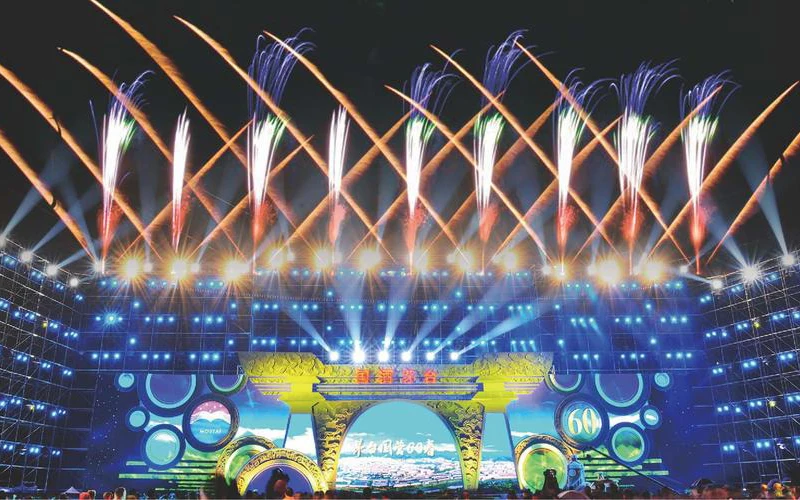 Fireworks Rocket Prices With Red Missile 12 Shots Big Saturn Missiles ...